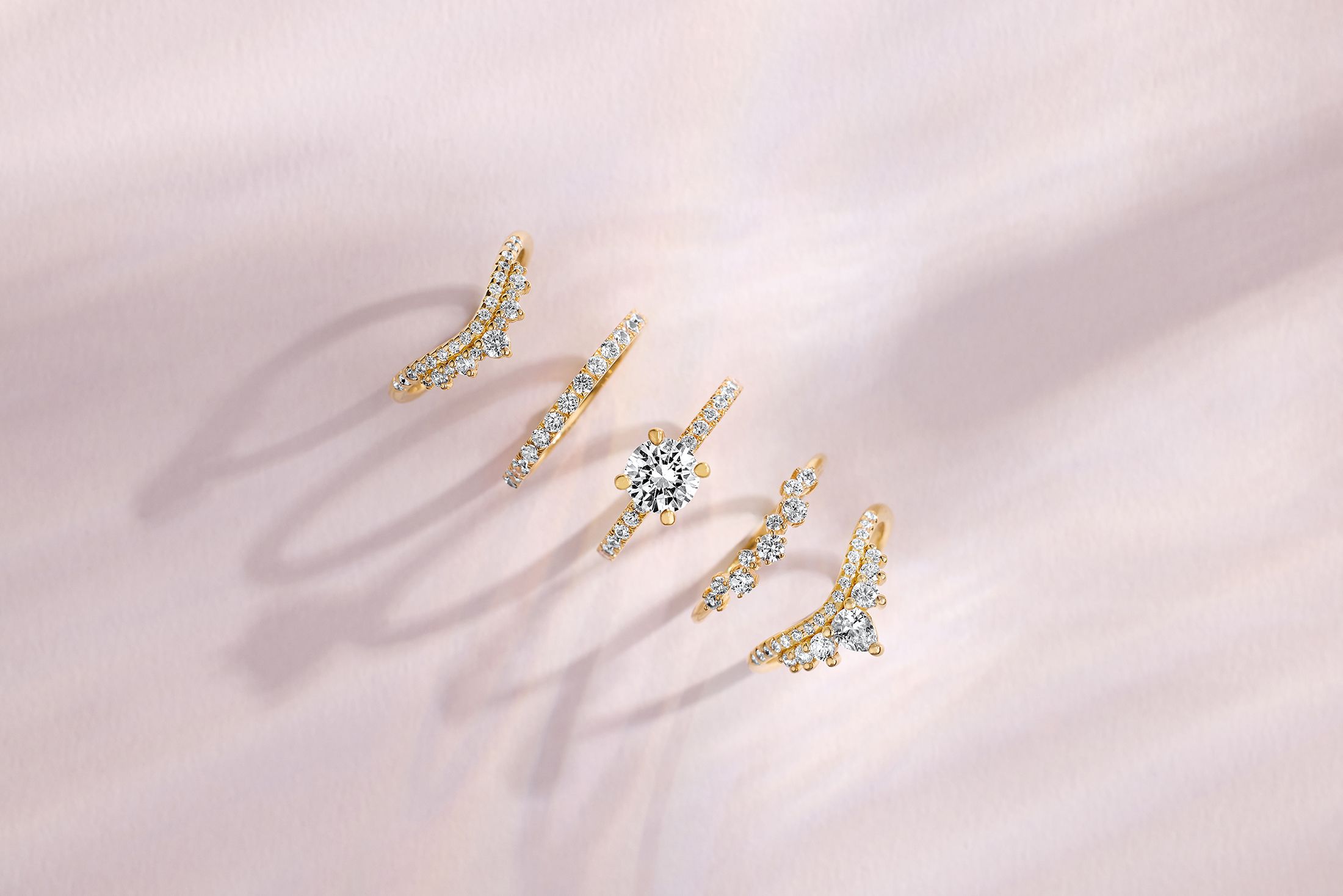 Styles de bagues superposables : en savoir plus sur DiamondsByMe ici