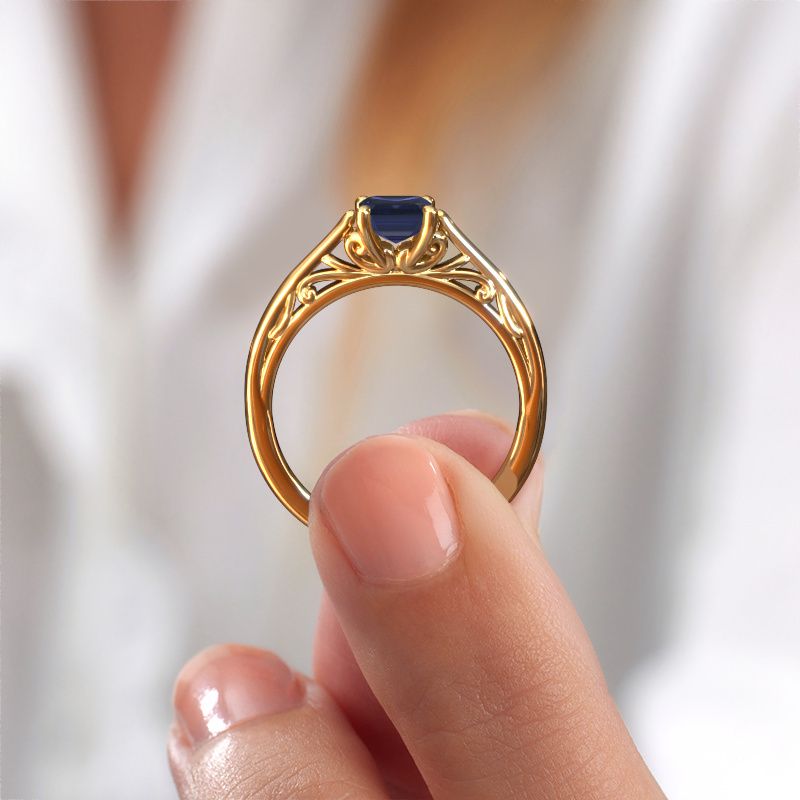 Fantasie gouden sierlijke verlovingsring Shannon eme met saffier