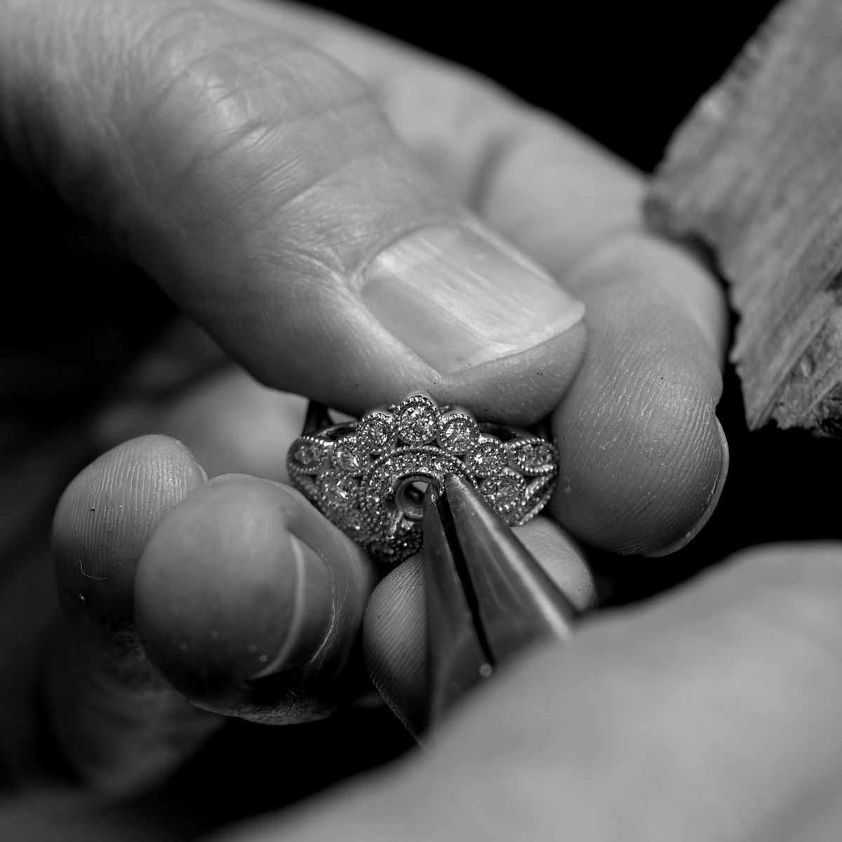 Gold cluster engagement ring Lidia with diamond 1.10 crt